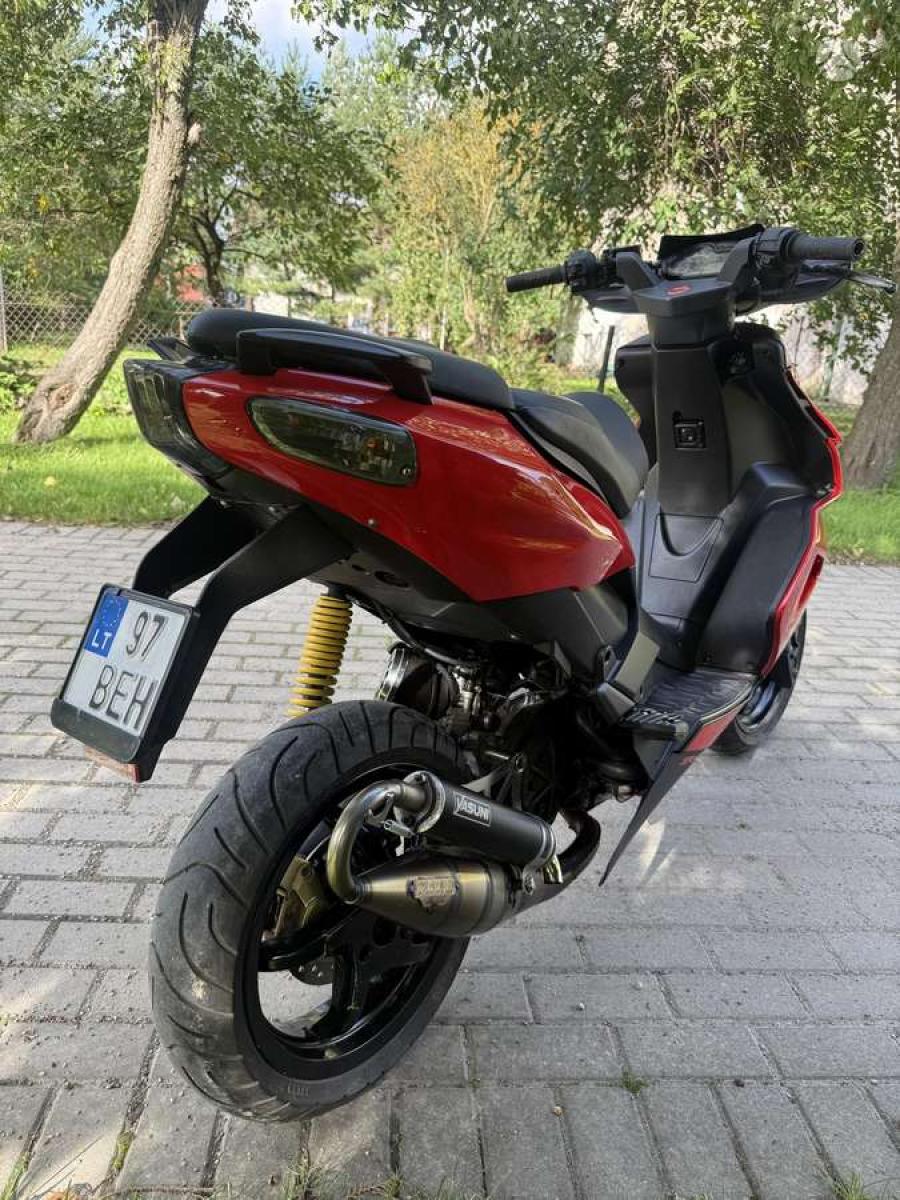 Sarkans Aprilia SR 2013 Kretinga, ar dzinēja tilpumu 50.00 L un nobraukumu 19 tūkst. km par 1850 €, foto 7 vietnē AUTOMOTO.COM.LV