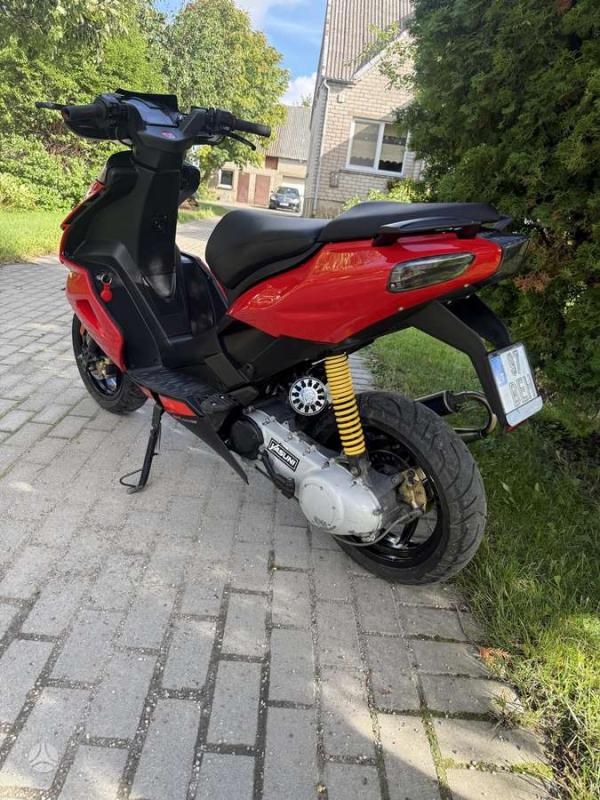 Sarkans Aprilia SR 2013 Kretinga, ar dzinēja tilpumu 50.00 L un nobraukumu 19 tūkst. km par 1850 €, foto 6 vietnē AUTOMOTO.COM.LV