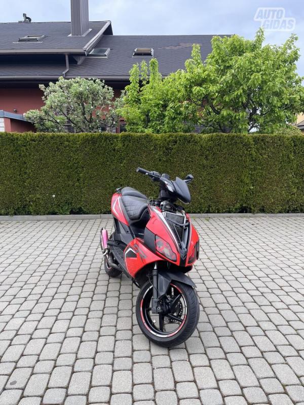 Sarkans Aprilia SR 2014 Kauņa, ar dzinēja tilpumu 0.05 L un nobraukumu 37 tūkst. km par 1700 €, foto 3 vietnē AUTOMOTO.COM.LV