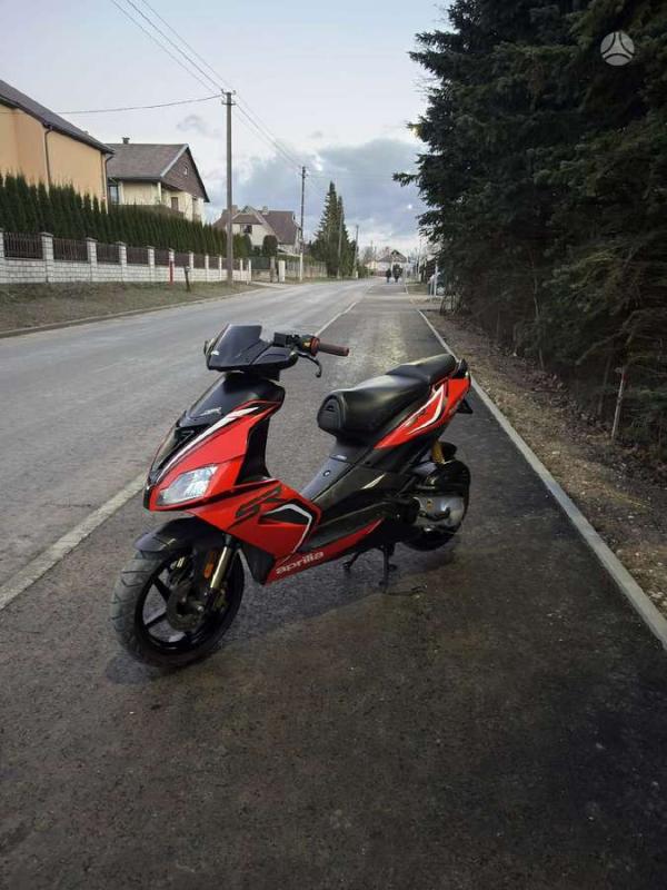Sarkans Aprilia SR 2015 Kretinga, ar dzinēja tilpumu 49.00 L un nobraukumu 19 tūkst. km par 1750 €, foto 3 vietnē AUTOMOTO.COM.LV