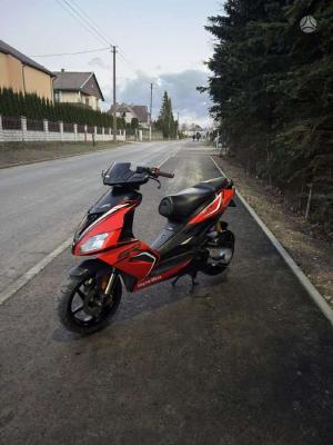 Sarkans Aprilia SR 2015 Kretinga, ar dzinēja tilpumu 49.00 L un nobraukumu 19 tūkst. km par 1750 €, foto 3 vietnē AUTOMOTO.COM.LV