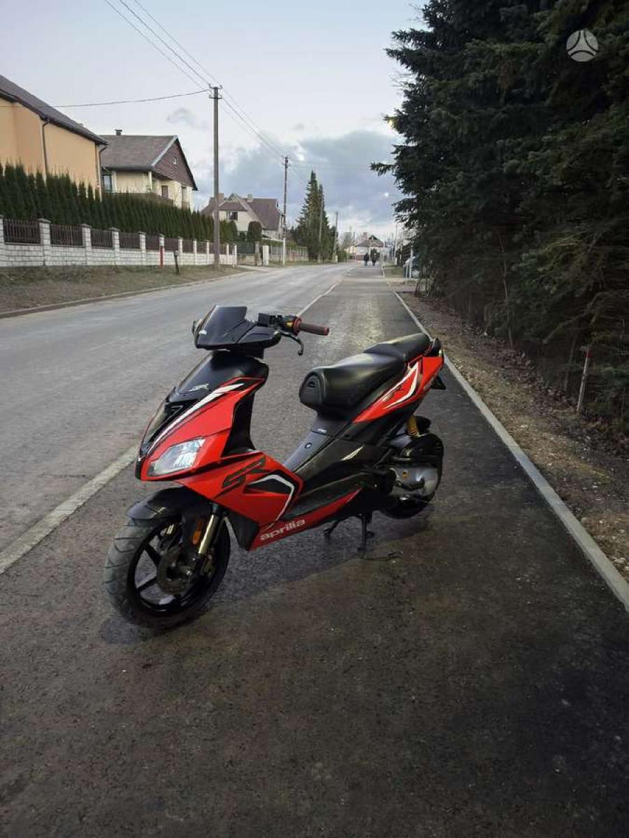 Sarkans Aprilia SR 2015 Kretinga, ar dzinēja tilpumu 49.00 L un nobraukumu 19 tūkst. km par 1750 €, foto 3 vietnē AUTOMOTO.COM.LV