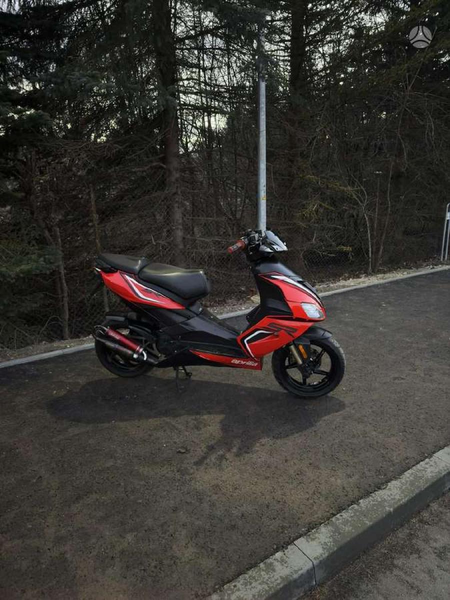Sarkans Aprilia SR 2015 Kretinga, ar dzinēja tilpumu 49.00 L un nobraukumu 19 tūkst. km par 1750 €, foto 4 vietnē AUTOMOTO.COM.LV