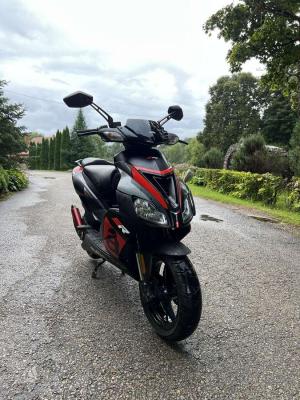 Sarkans Aprilia SR 2018 Šilalė, ar dzinēja tilpumu 49.00 L un nobraukumu 11 tūkst. km par 1800 €, foto  vietnē AUTOMOTO.COM.LV