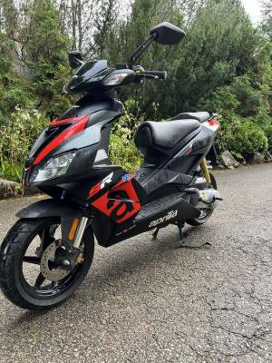 Red Aprilia SR 2018 in Silale, with an engine capacity of 49.00 L and mileage of 11 thousand km for 1800 €, photo 5 on AUTOMOTO.COM.LV