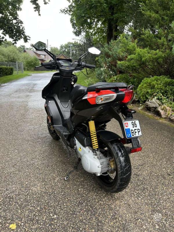 Sarkans Aprilia SR 2018 Šilalė, ar dzinēja tilpumu 49.00 L un nobraukumu 11 tūkst. km par 1800 €, foto 5 vietnē AUTOMOTO.COM.LV