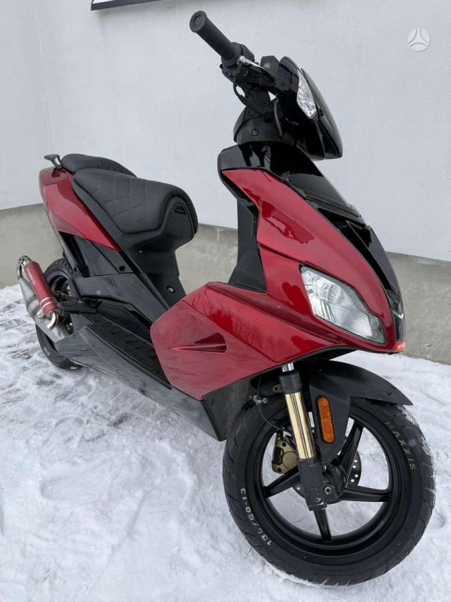 Red Aprilia SR 2019 in Kretinga, with an engine capacity of 50.00 L and mileage of 4 thousand km for 2200 €, photo 2 on AUTOMOTO.COM.LV