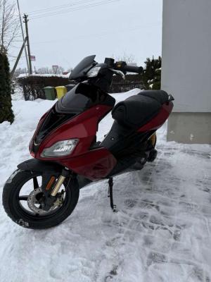 Red Aprilia SR 2019 in Kretinga, with an engine capacity of 50.00 L and mileage of 4 thousand km for 2200 €, photo 3 on AUTOMOTO.COM.LV