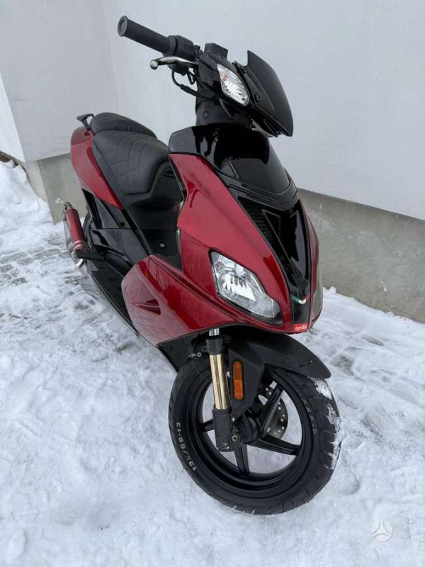 Red Aprilia SR 2019 in Kretinga, with an engine capacity of 50.00 L and mileage of 4 thousand km for 2200 €, photo 4 on AUTOMOTO.COM.LV