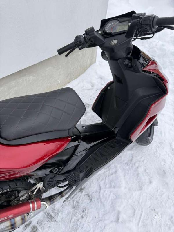 Red Aprilia SR 2019 in Kretinga, with an engine capacity of 50.00 L and mileage of 4 thousand km for 2200 €, photo 7 on AUTOMOTO.COM.LV