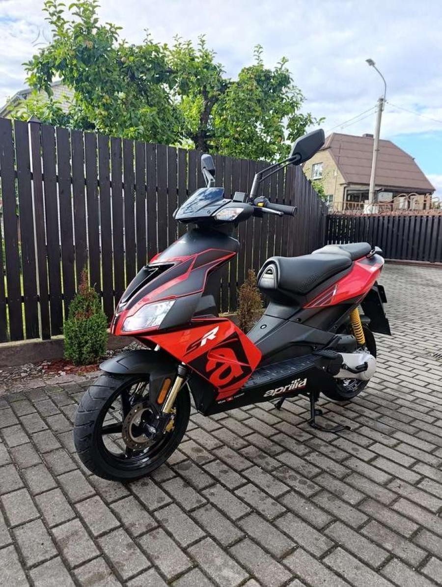 Red Aprilia SR 2019 in Siauliai, with an engine capacity of 49.00 L and mileage of 2 thousand km for 2500 €, photo 1 on AUTOMOTO.COM.LV
