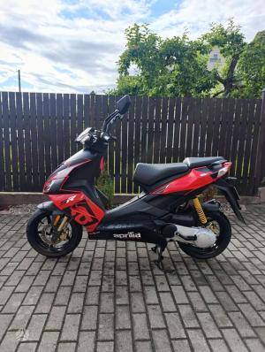 Red Aprilia SR 2019 in Siauliai, with an engine capacity of 49.00 L and mileage of 2 thousand km for 2500 €, photo 3 on AUTOMOTO.COM.LV