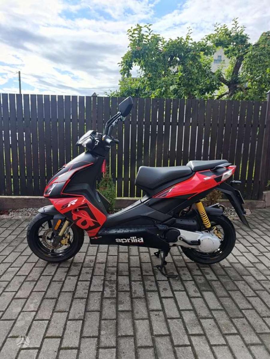 Red Aprilia SR 2019 in Siauliai, with an engine capacity of 49.00 L and mileage of 2 thousand km for 2500 €, photo 3 on AUTOMOTO.COM.LV