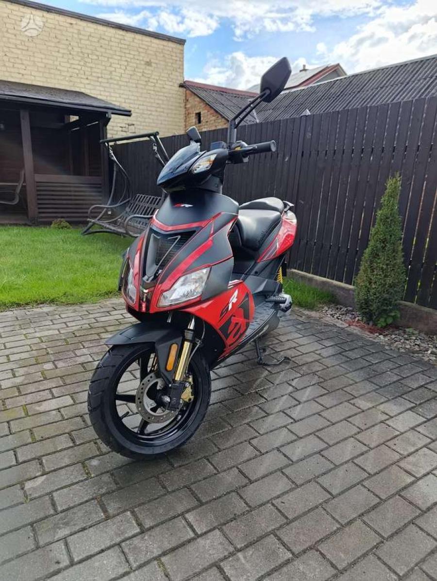 Red Aprilia SR 2019 in Siauliai, with an engine capacity of 49.00 L and mileage of 2 thousand km for 2500 €, photo 9 on AUTOMOTO.COM.LV