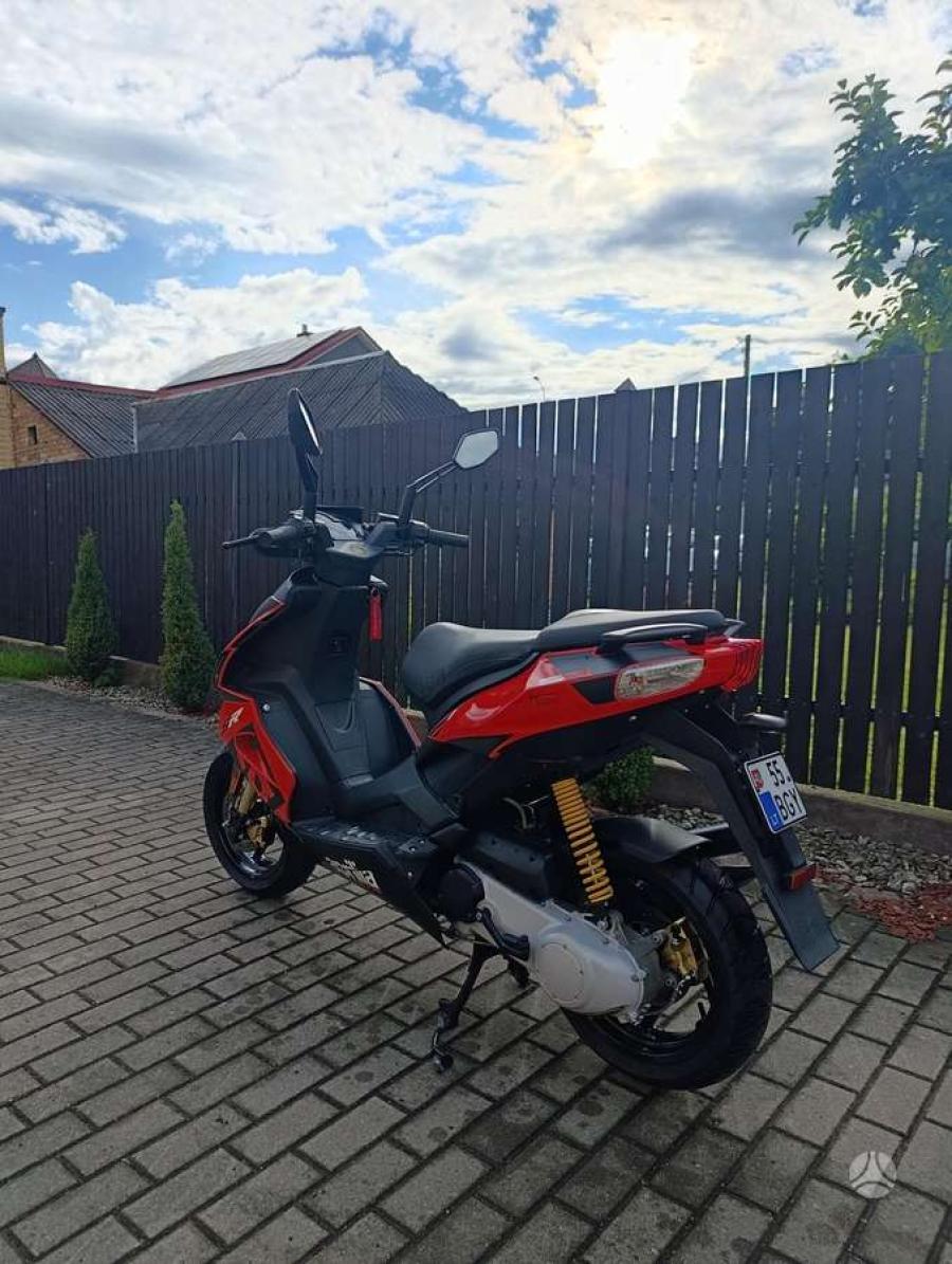 Red Aprilia SR 2019 in Siauliai, with an engine capacity of 49.00 L and mileage of 2 thousand km for 2500 €, photo 10 on AUTOMOTO.COM.LV