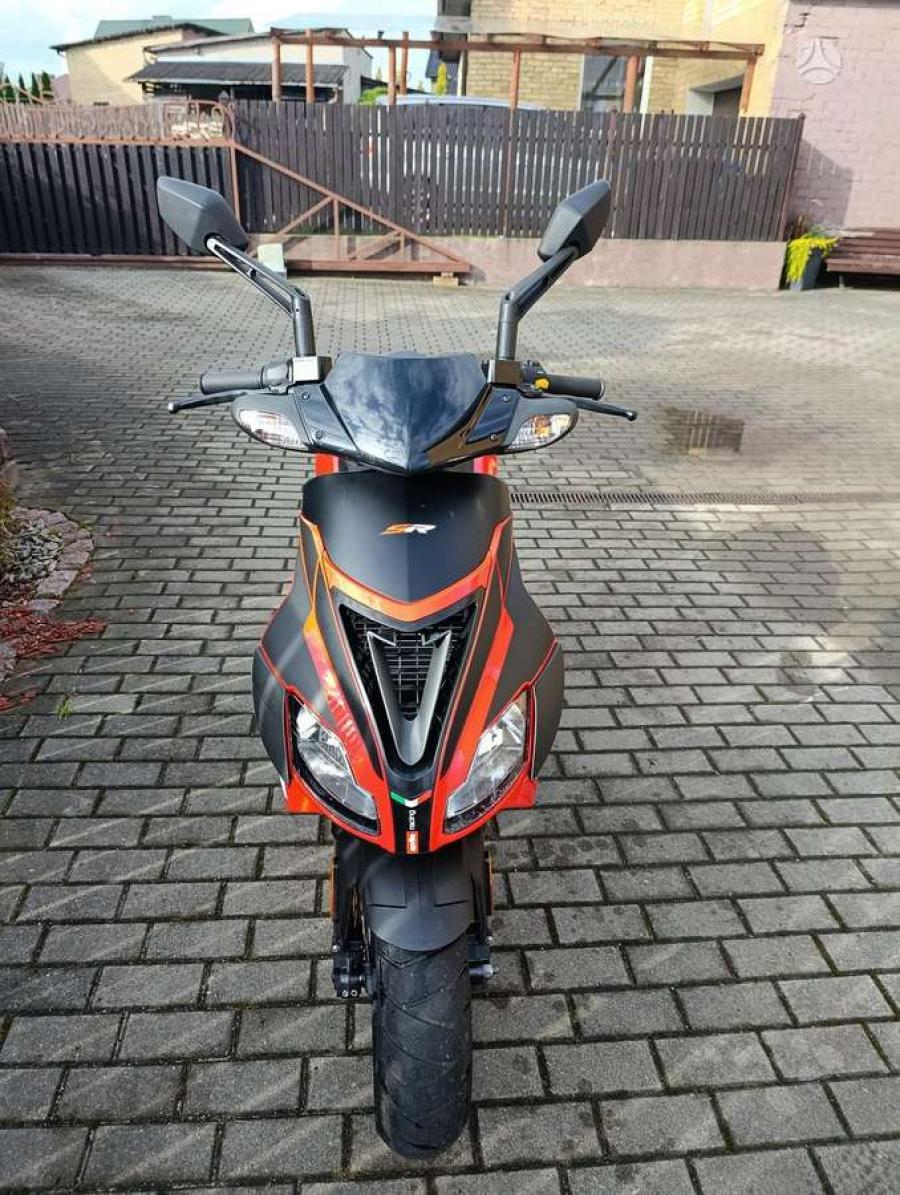 Red Aprilia SR 2019 in Siauliai, with an engine capacity of 49.00 L and mileage of 2 thousand km for 2500 €, photo 11 on AUTOMOTO.COM.LV
