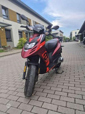 Red Aprilia SR 2019 in Vilnius, with an engine capacity of 49.00 L and mileage of 5 thousand km for 1500 €, photo  on AUTOMOTO.COM.LV
