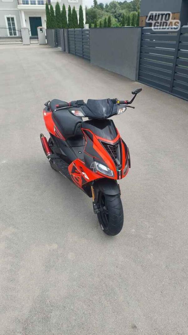 Sarkans Aprilia SR 2019 Mažeikiai, ar dzinēja tilpumu 0.05 L un nobraukumu 11 tūkst. km par 1690 €, foto 1 vietnē AUTOMOTO.COM.LV