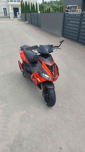 Sarkans Aprilia SR 2019 Mažeikiai, ar dzinēja tilpumu 0.05 L un nobraukumu 11 tūkst. km par 1690 €, foto  vietnē AUTOMOTO.COM.LV