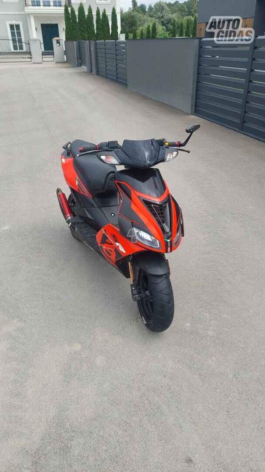 Red Aprilia SR 2019 in Mazeikiai, with an engine capacity of 0.05 L and mileage of 11 thousand km for 1690 €, photo 1 on AUTOMOTO.COM.LV