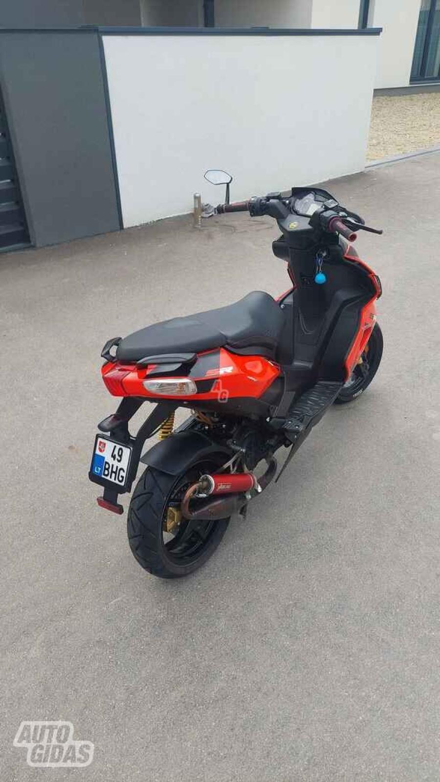 Red Aprilia SR 2019 in Mazeikiai, with an engine capacity of 0.05 L and mileage of 11 thousand km for 1690 €, photo 3 on AUTOMOTO.COM.LV