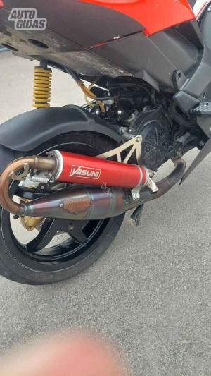 Red Aprilia SR 2019 in Mazeikiai, with an engine capacity of 0.05 L and mileage of 11 thousand km for 1690 €, photo 4 on AUTOMOTO.COM.LV