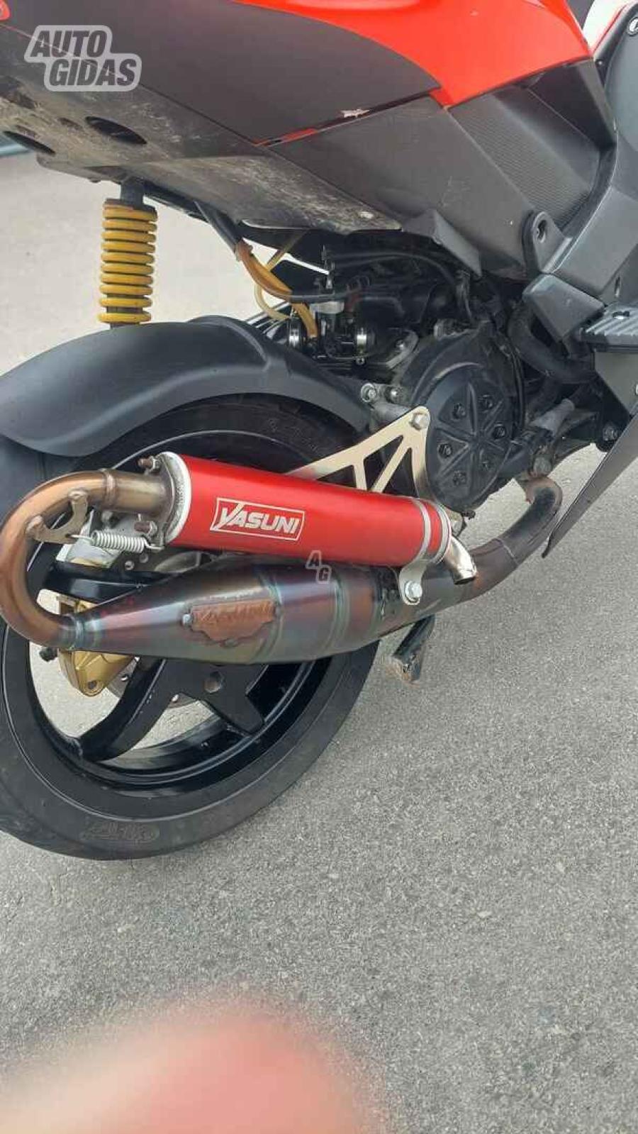 Red Aprilia SR 2019 in Mazeikiai, with an engine capacity of 0.05 L and mileage of 11 thousand km for 1690 €, photo 4 on AUTOMOTO.COM.LV