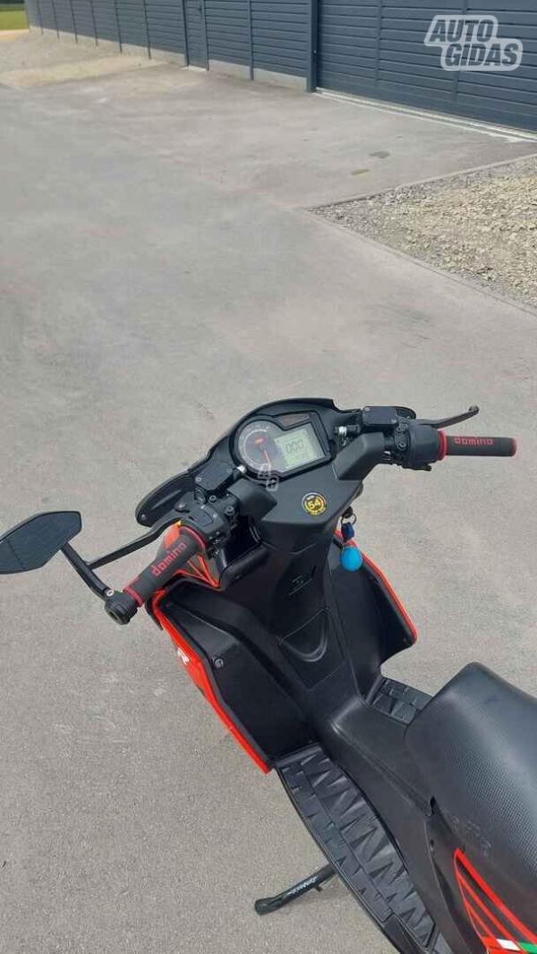 Sarkans Aprilia SR 2019 Mažeikiai, ar dzinēja tilpumu 0.05 L un nobraukumu 11 tūkst. km par 1690 €, foto 7 vietnē AUTOMOTO.COM.LV