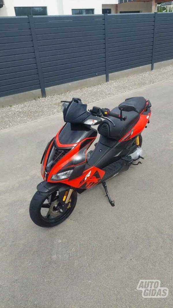 Sarkans Aprilia SR 2019 Mažeikiai, ar dzinēja tilpumu 0.05 L un nobraukumu 11 tūkst. km par 1690 €, foto 8 vietnē AUTOMOTO.COM.LV