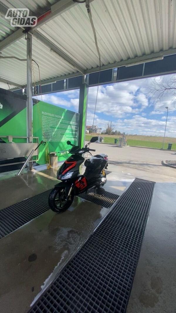 Sarkans Aprilia SR 2020 Kauņa, ar dzinēja tilpumu 0.05 L un nobraukumu 17 tūkst. km par 1900 €, foto 2 vietnē AUTOMOTO.COM.LV