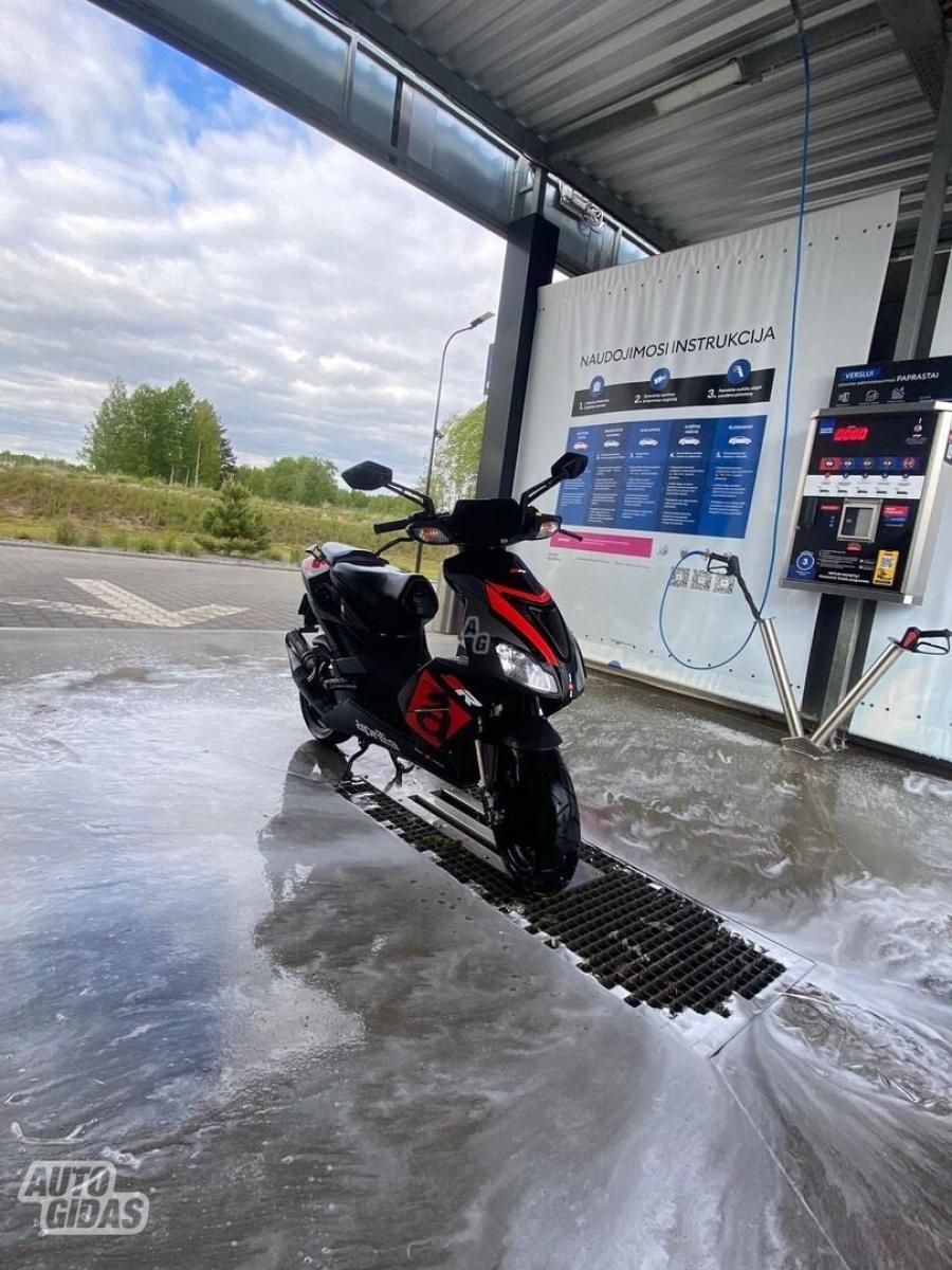 Sarkans Aprilia SR 2020 Kauņa, ar dzinēja tilpumu 0.05 L un nobraukumu 17 tūkst. km par 2500 €, foto 1 vietnē AUTOMOTO.COM.LV