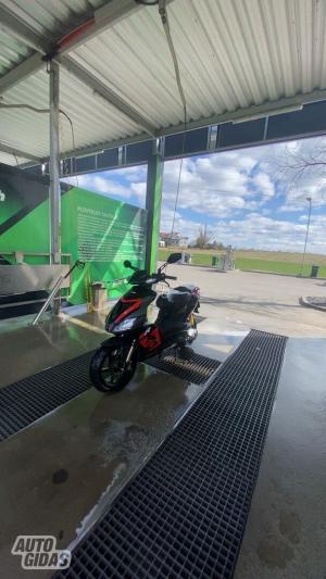 Sarkans Aprilia SR 2020 Kauņa, ar dzinēja tilpumu 0.05 L un nobraukumu 17 tūkst. km par 2500 €, foto 3 vietnē AUTOMOTO.COM.LV
