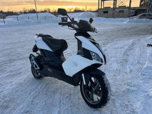 Balts Aprilia SR 2006 Jurbarkas, ar dzinēja tilpumu 50.00 L un nobraukumu 28 tūkst. km par 1350 €, foto  vietnē AUTOMOTO.COM.LV