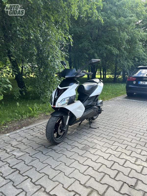Balts Aprilia SR 2007 Kauņa, ar dzinēja tilpumu 0.05 L un nobraukumu 16 tūkst. km par 1050 €, foto 1 vietnē AUTOMOTO.COM.LV
