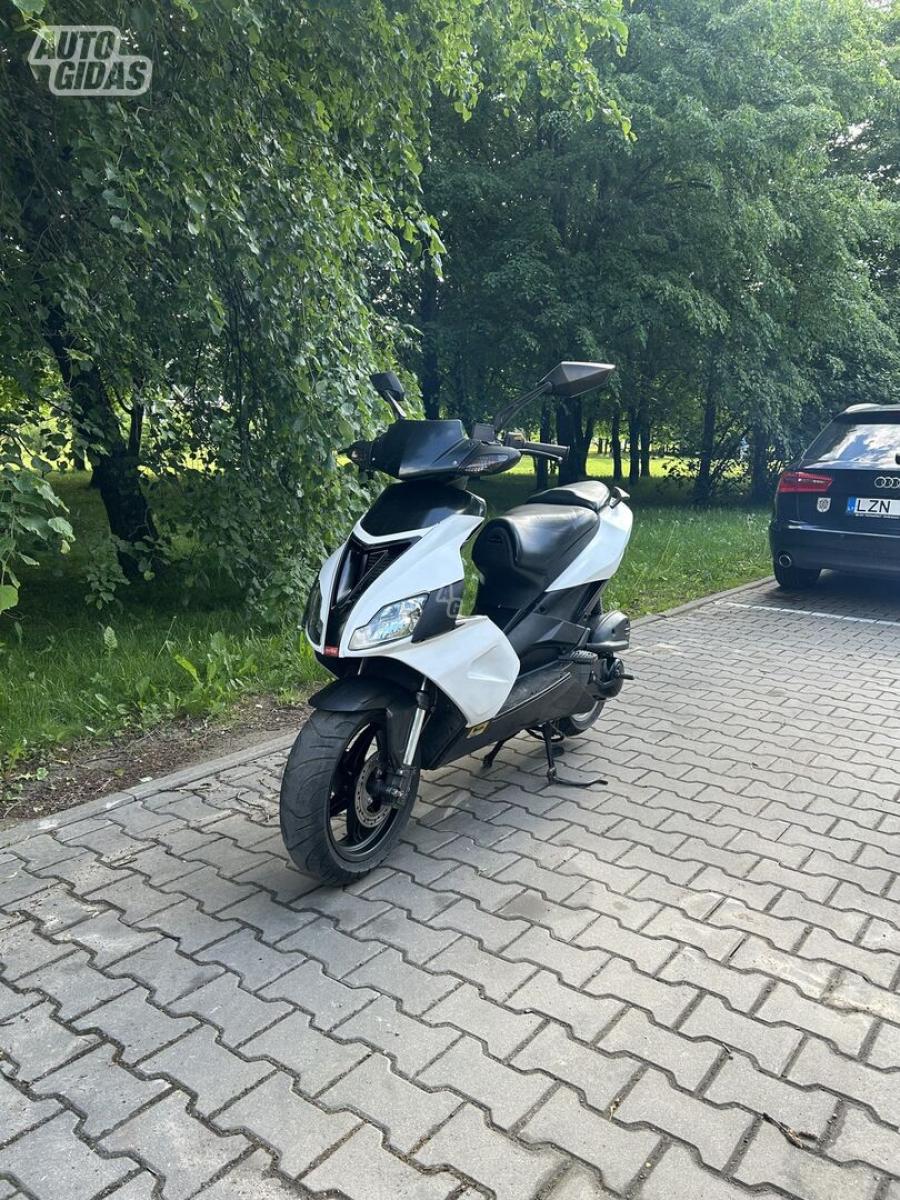 Balts Aprilia SR 2007 Kauņa, ar dzinēja tilpumu 0.05 L un nobraukumu 16 tūkst. km par 1050 €, foto 1 vietnē AUTOMOTO.COM.LV