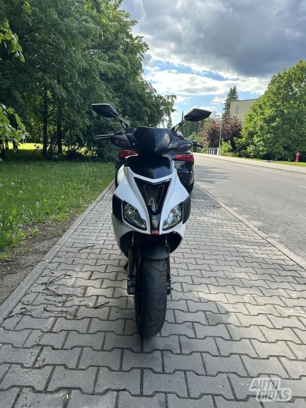 Balts Aprilia SR 2007 Kauņa, ar dzinēja tilpumu 0.05 L un nobraukumu 16 tūkst. km par 1050 €, foto 2 vietnē AUTOMOTO.COM.LV