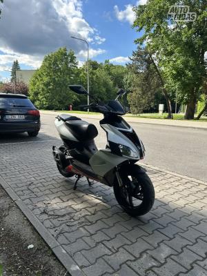Balts Aprilia SR 2007 Kauņa, ar dzinēja tilpumu 0.05 L un nobraukumu 16 tūkst. km par 1050 €, foto 4 vietnē AUTOMOTO.COM.LV