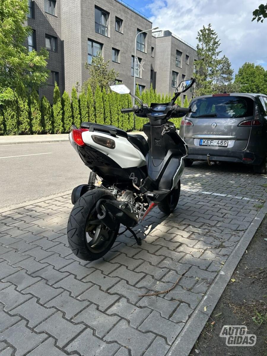 Balts Aprilia SR 2007 Kauņa, ar dzinēja tilpumu 0.05 L un nobraukumu 16 tūkst. km par 1050 €, foto 5 vietnē AUTOMOTO.COM.LV