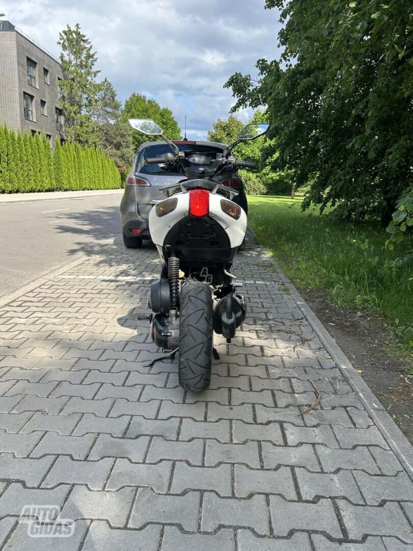 Balts Aprilia SR 2007 Kauņa, ar dzinēja tilpumu 0.05 L un nobraukumu 16 tūkst. km par 1050 €, foto 5 vietnē AUTOMOTO.COM.LV