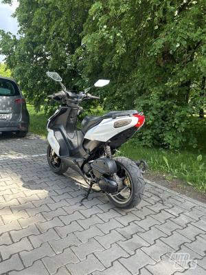 Balts Aprilia SR 2007 Kauņa, ar dzinēja tilpumu 0.05 L un nobraukumu 16 tūkst. km par 1050 €, foto 7 vietnē AUTOMOTO.COM.LV
