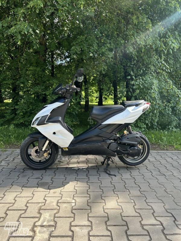 Balts Aprilia SR 2007 Kauņa, ar dzinēja tilpumu 0.05 L un nobraukumu 16 tūkst. km par 1050 €, foto 7 vietnē AUTOMOTO.COM.LV
