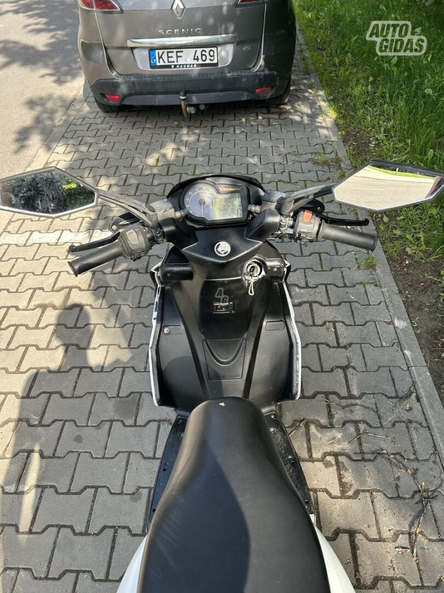 Balts Aprilia SR 2007 Kauņa, ar dzinēja tilpumu 0.05 L un nobraukumu 16 tūkst. km par 1050 €, foto 9 vietnē AUTOMOTO.COM.LV
