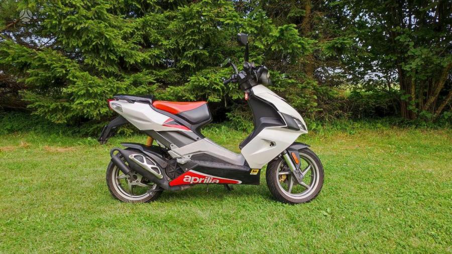 White Aprilia SR 2009 in Ukmerge, with an engine capacity of 49.00 L and mileage of 30 thousand km for 1650 €, photo 1 on AUTOMOTO.COM.LV