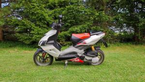 White Aprilia SR 2009 in Ukmerge, with an engine capacity of 49.00 L and mileage of 30 thousand km for 1650 €, photo 3 on AUTOMOTO.COM.LV