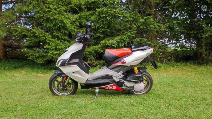 White Aprilia SR 2009 in Ukmerge, with an engine capacity of 49.00 L and mileage of 30 thousand km for 1650 €, photo 3 on AUTOMOTO.COM.LV