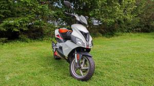 White Aprilia SR 2009 in Ukmerge, with an engine capacity of 49.00 L and mileage of 30 thousand km for 1650 €, photo 4 on AUTOMOTO.COM.LV