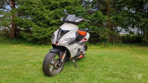 White Aprilia SR 2009 in Ukmerge, with an engine capacity of 49.00 L and mileage of 30 thousand km for 1650 €, photo 5 on AUTOMOTO.COM.LV