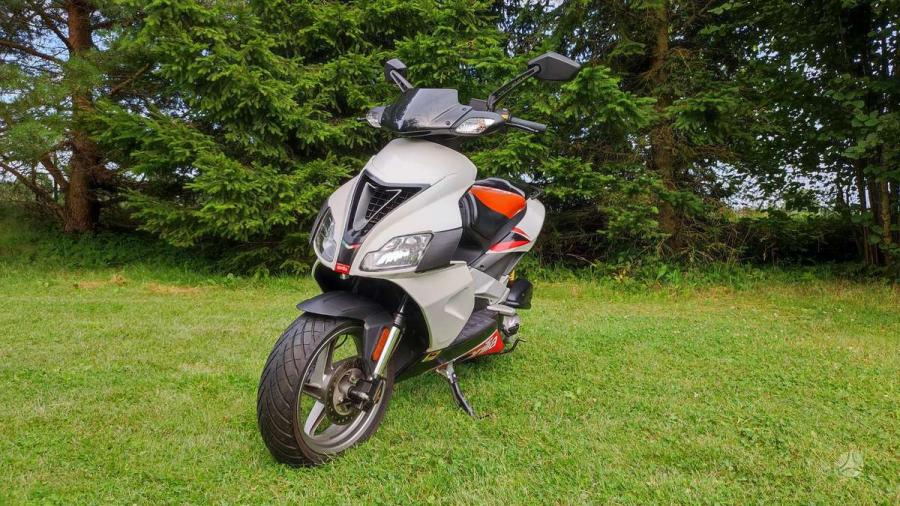 White Aprilia SR 2009 in Ukmerge, with an engine capacity of 49.00 L and mileage of 30 thousand km for 1650 €, photo 5 on AUTOMOTO.COM.LV