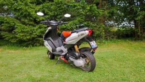 White Aprilia SR 2009 in Ukmerge, with an engine capacity of 49.00 L and mileage of 30 thousand km for 1650 €, photo 6 on AUTOMOTO.COM.LV