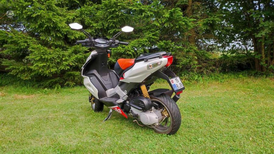White Aprilia SR 2009 in Ukmerge, with an engine capacity of 49.00 L and mileage of 30 thousand km for 1650 €, photo 6 on AUTOMOTO.COM.LV